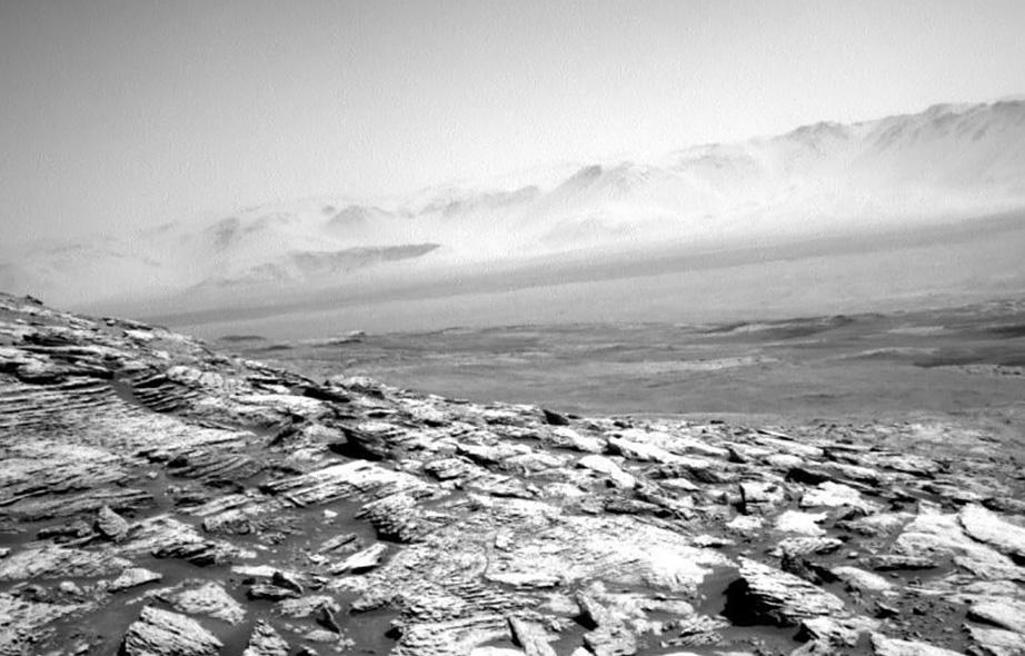 NASA’s Curiosity rover posts stunning black and white desolate image ...